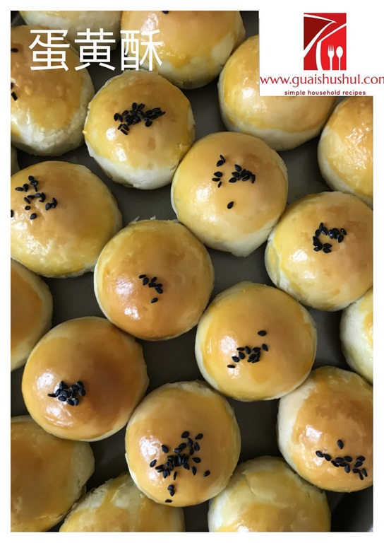 A Trendy Mooncake Festival Snack Dan Huang Su AKA Salted Egg Yolk Flaky ...